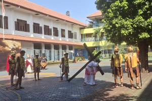 Melihat Teatrikal Perjalanan Yesus di Gereja Santo Robertus Bellarminus