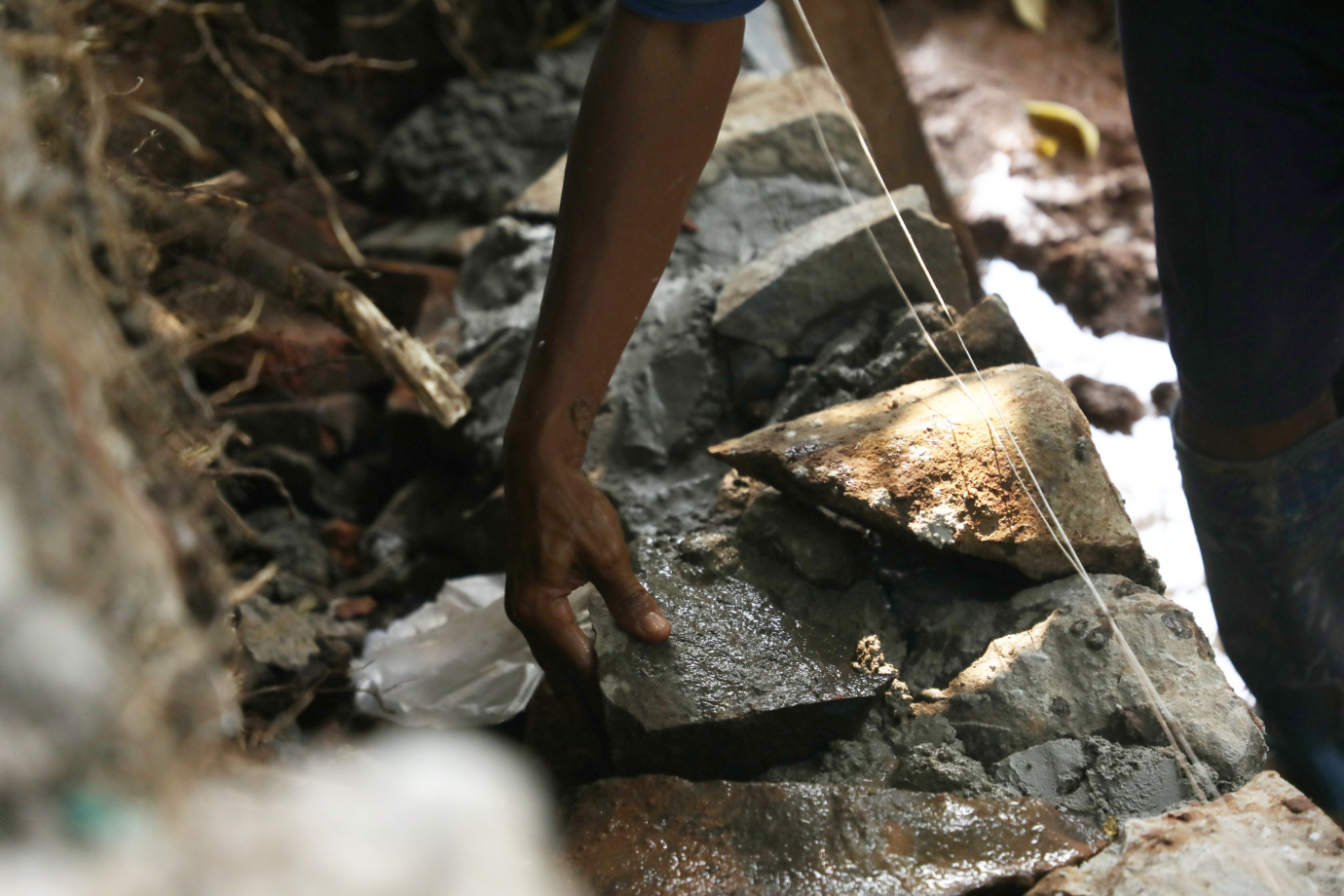 Satpel Dinas SDA Kelapa Gading Perbaiki Turap di Jalan Tabanas ...