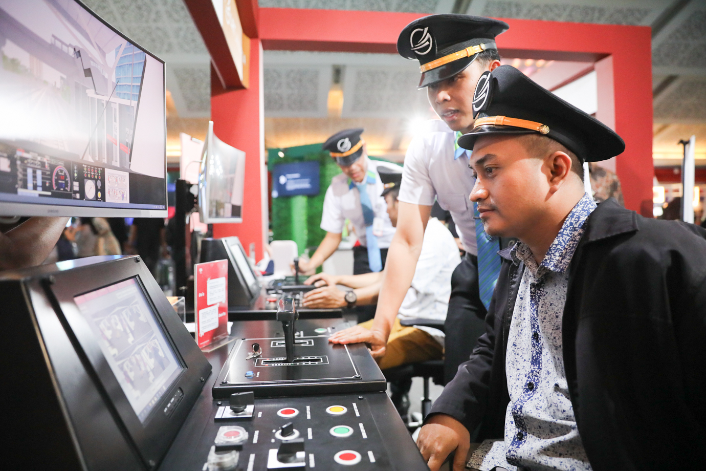 Mencoba Jadi Masinis LRTJ di Jakarta Fair Kemayoran 2024 | Beritajakarta.id