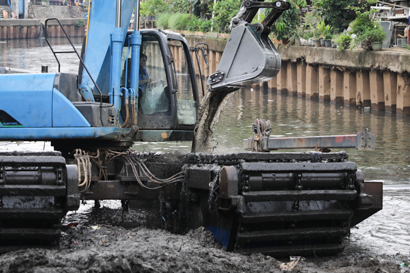 Pengerukan Lumpur di Kali Ciliwung Segmen Kwitang | Beritajakarta.id