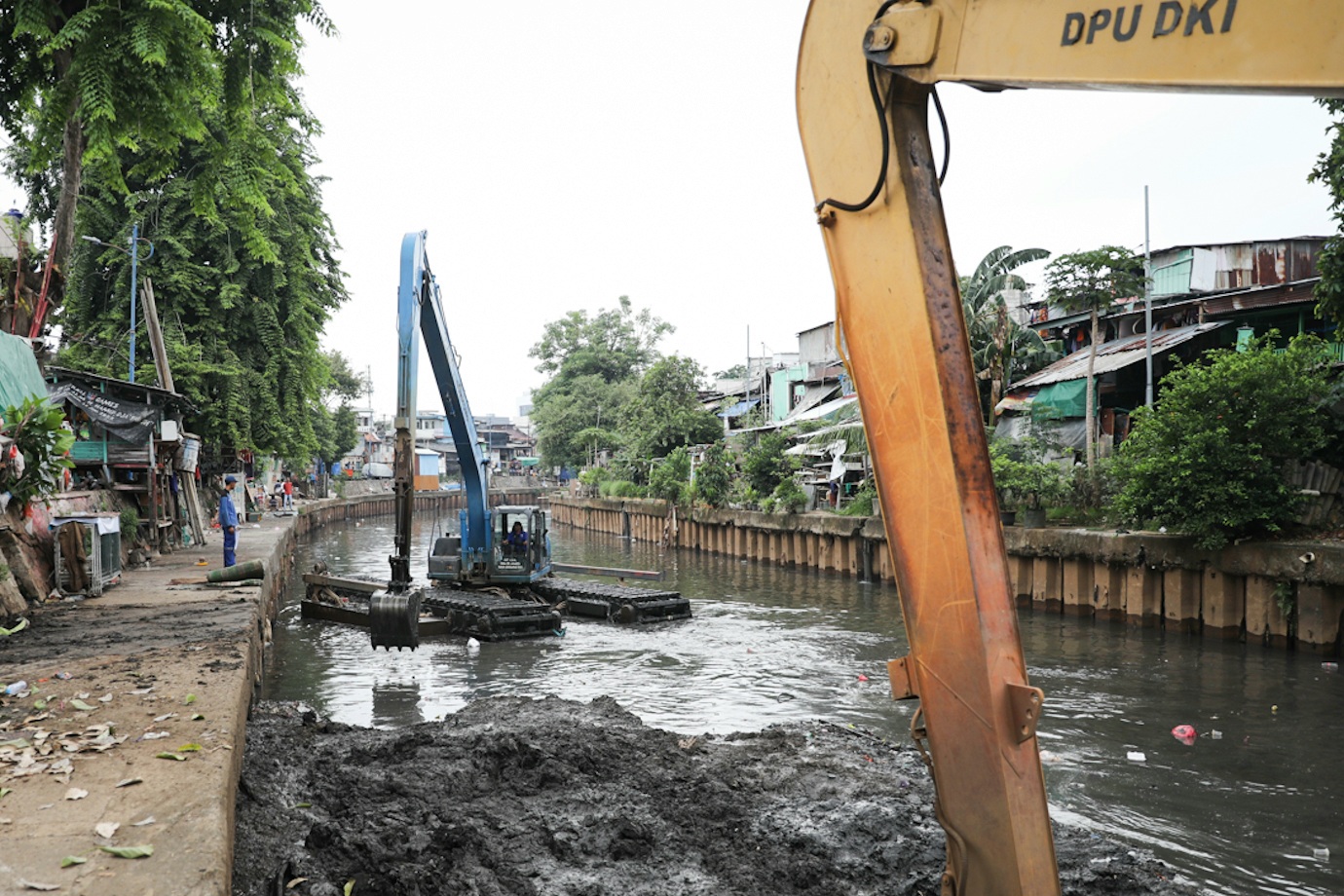 Pengerukan Lumpur di Kali Ciliwung Segmen Kwitang | Beritajakarta.id