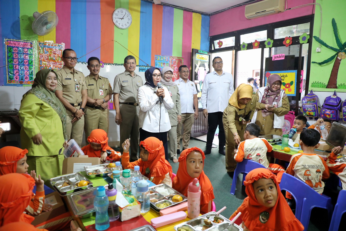 Sekda DKI Bersama Menteri PPPA Bagikan MBG di Tiga Sekolah ...
