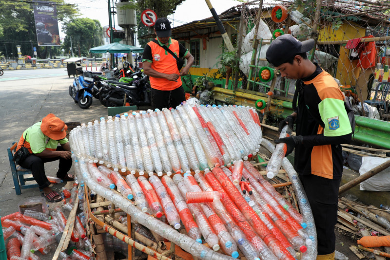 UPS BA Buat Perahu Dari Limbah Botol Plastik | Beritajakarta.id