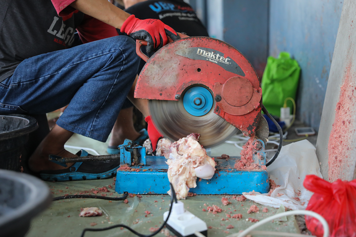 RPH Dharma Jaya Sembelih Puluhan Ekor Sapi Kurban | Beritajakarta.id