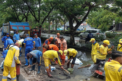 Community Service Preventing Inundation Held in Pegangsaan Dua