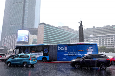 Bumper-to-Bumper: Heavy Rain Throws Transjakarta Routes Off Track